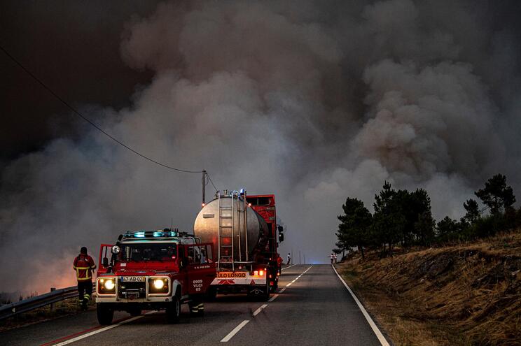 Portugal acorda em chamas, dois fogos activos e dois em resolução ...