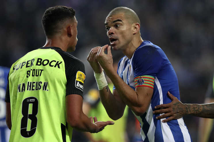 Pepe terá tentado esconder uma bala atirada para o relvado - Plataforma ...