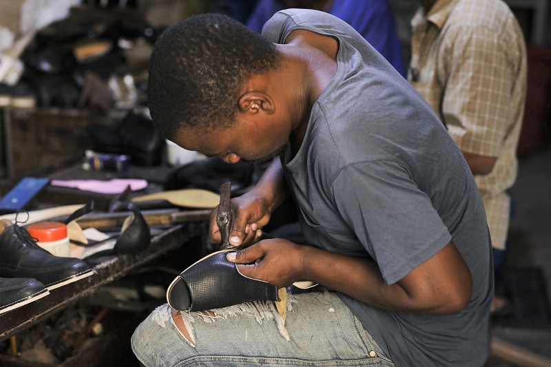 Sapateiro artesanal de Maputo é alternativa para os pés maiores ...