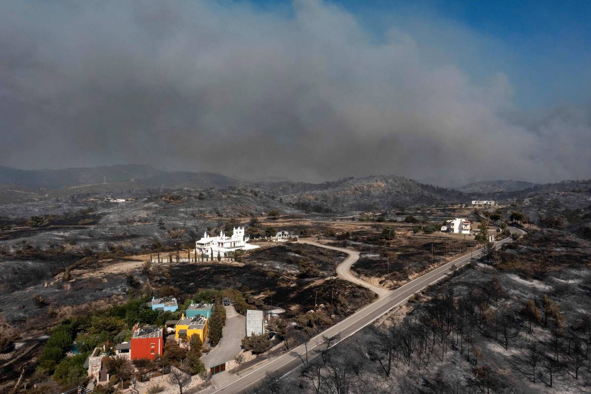 Greece pulls thousands of people from tourist islands in 'fire war ...