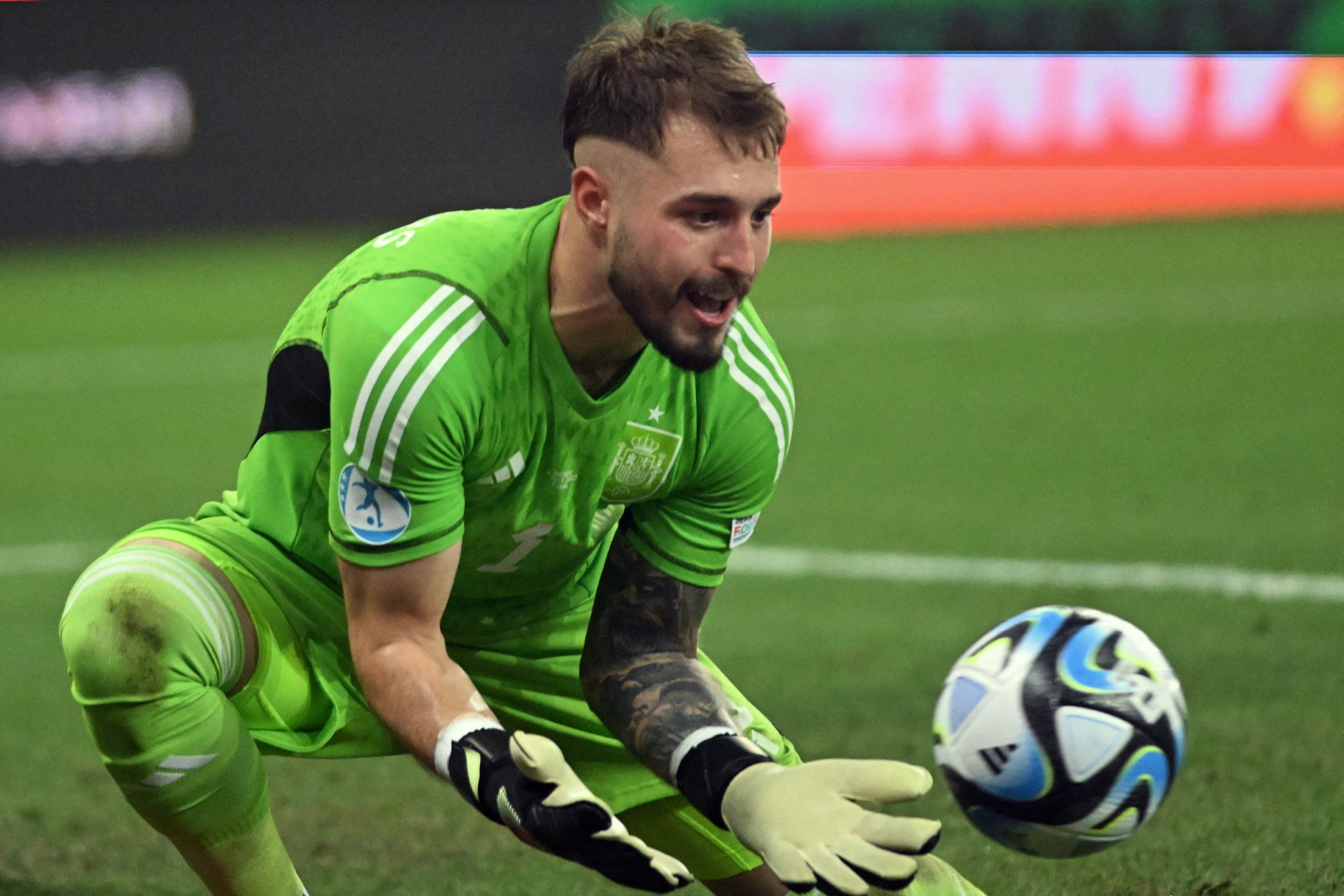 PSG recruit Barca reserve goalkeeper Tenas - Plataforma Media