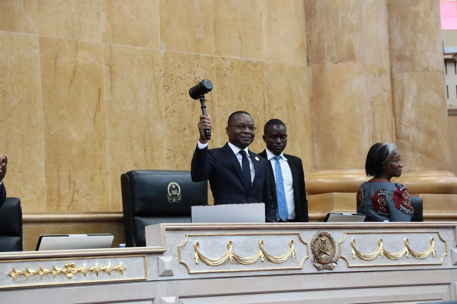 Adão de Almeida eleito presidente da Assembleia Nacional em Angola ...